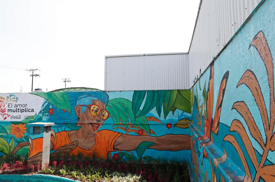 Mural comunitario muestra evolución del rol de la mujer en México