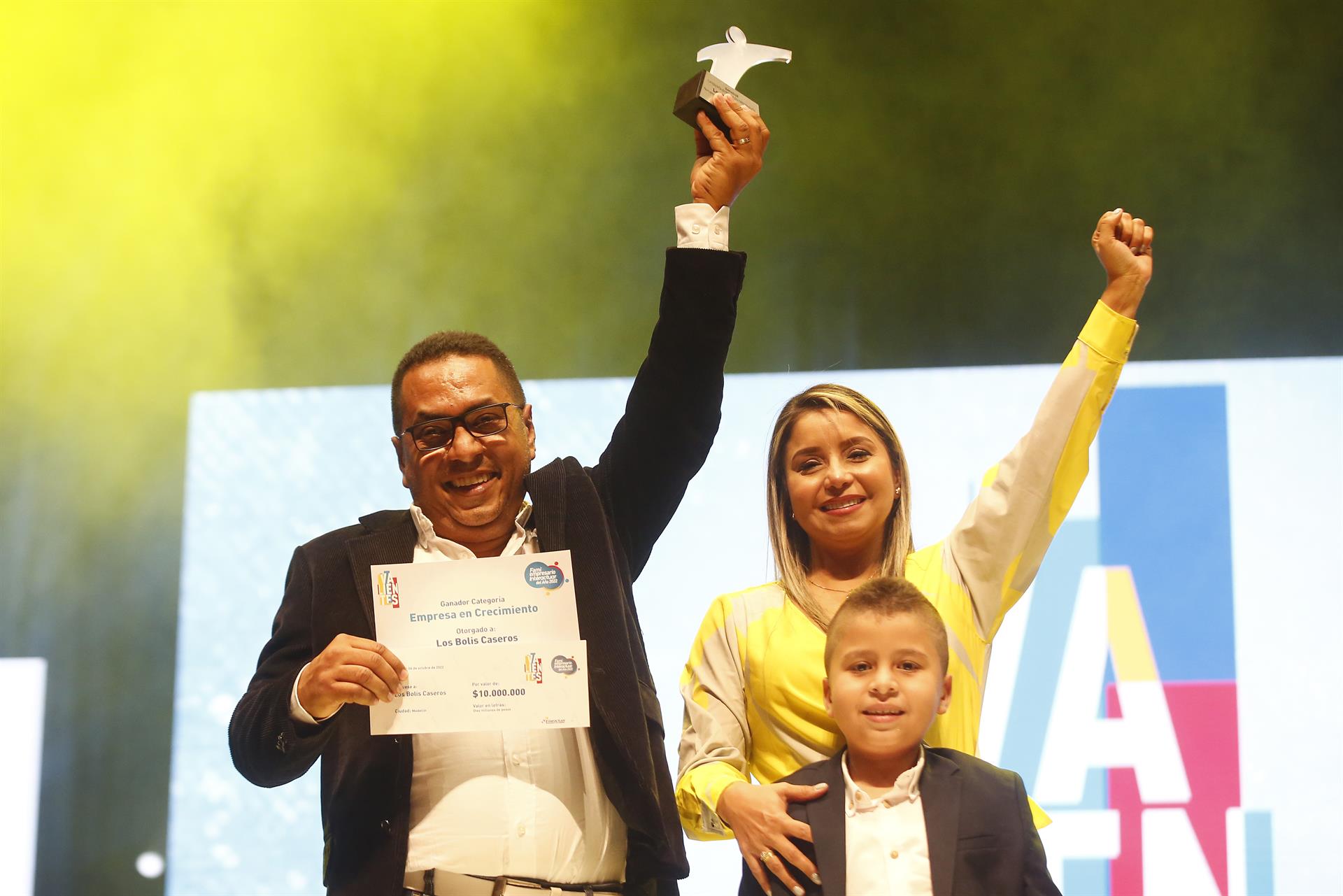 Los populares helados en bolsa que refrescan a Colombia