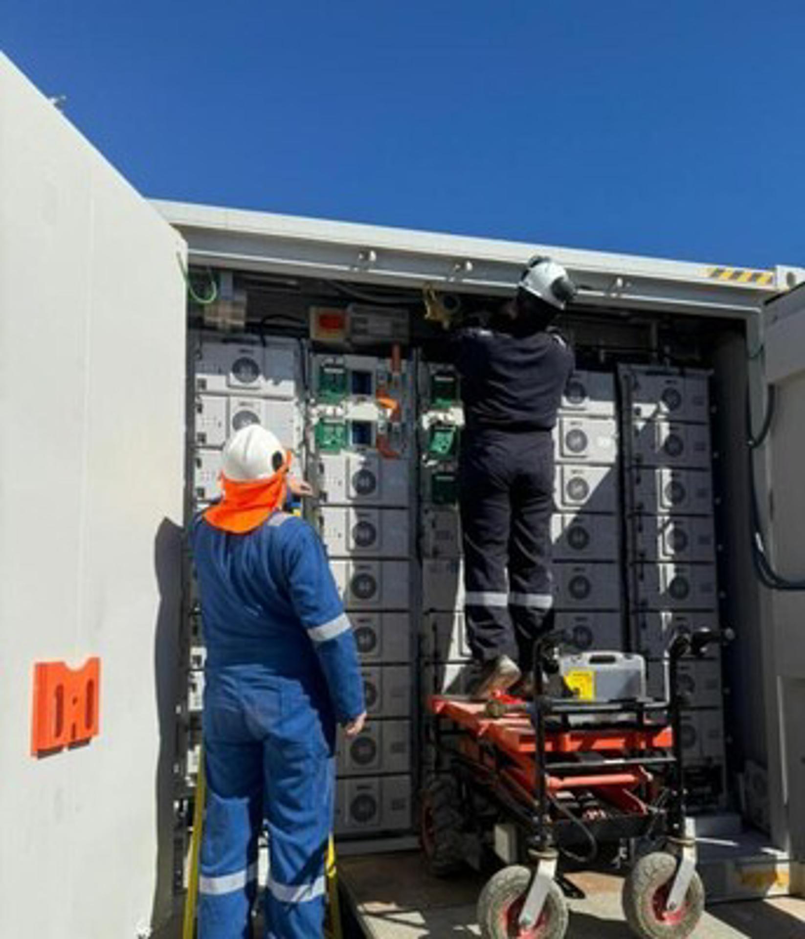 CLOU Electronics firma acuerdo servicio garantía BESS en Chile
